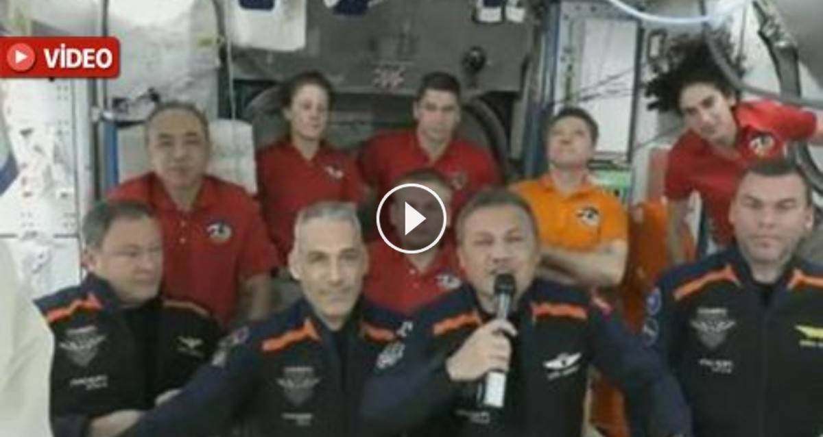 Alper Gezeravcı, tüm astronotları arkasına alarak Uluslararası Uzay İstasyonu‘nda yaptığı ilk ...